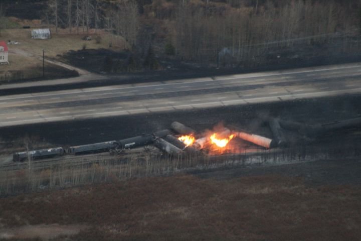Tanker train carrying oil and gas derails west of Edmonton | Globalnews.ca