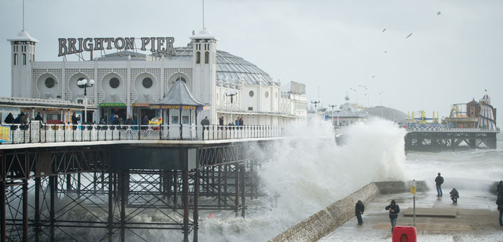 Hurricane-force wind gusts batter U.K. - National | Globalnews.ca
