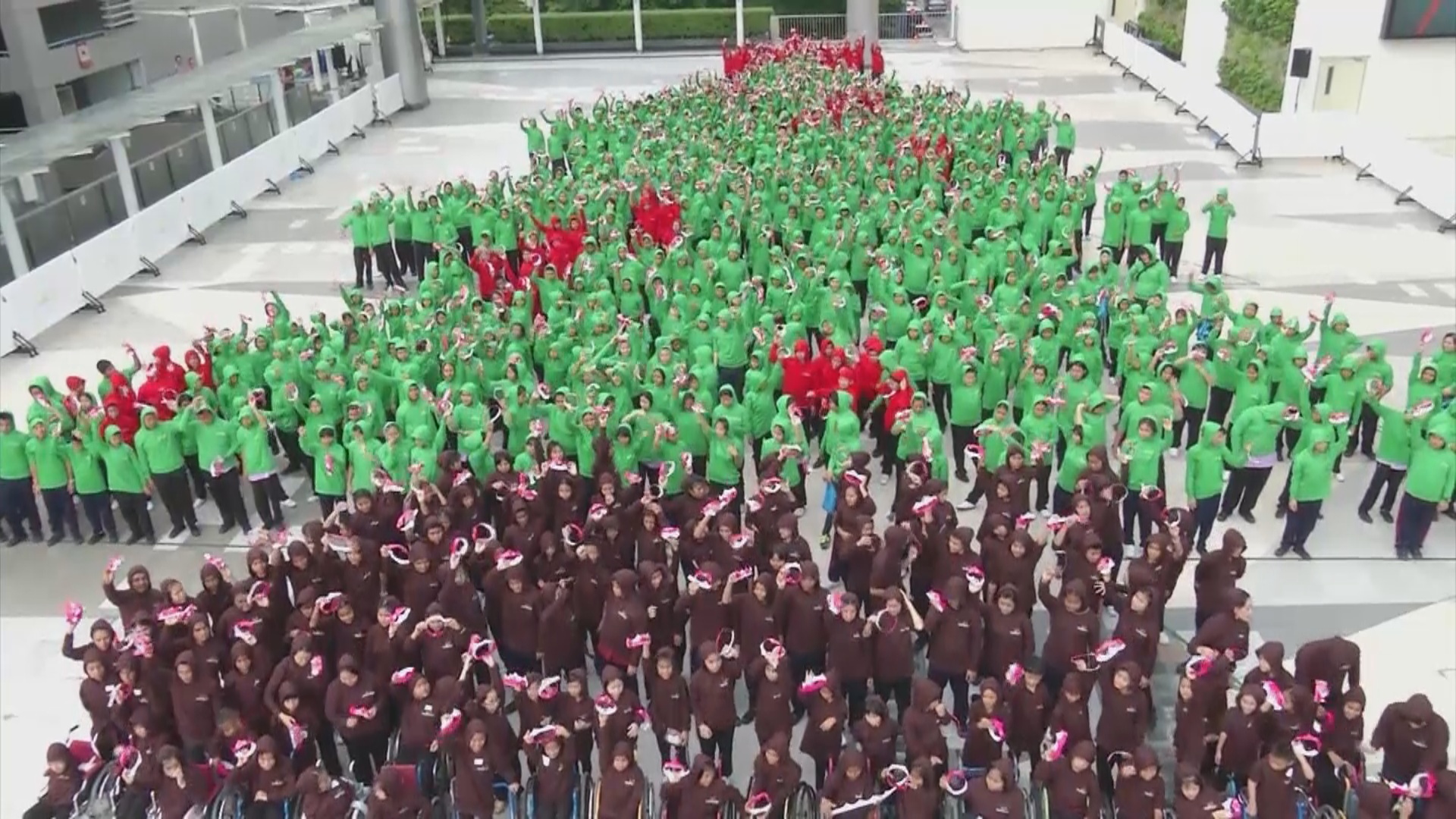 WATCH: Thai children set world record for largest human Christmas tree ...