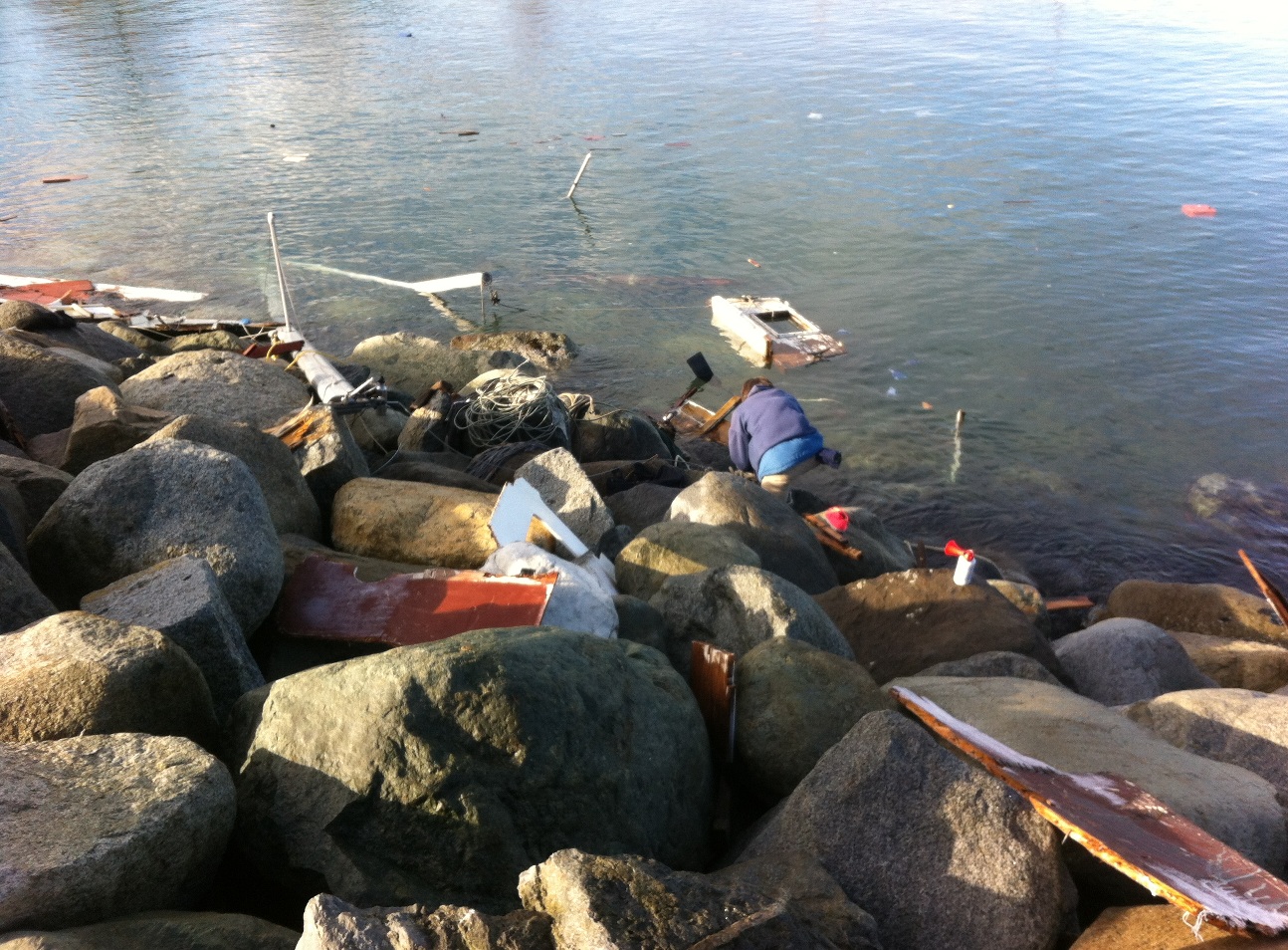 Boat smashed against rocks in English Bay - BC | Globalnews.ca