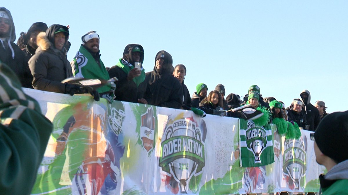 Saskatchewan Roughriders receive hero’s welcome at Grey Cup parade | Globalnews.ca
