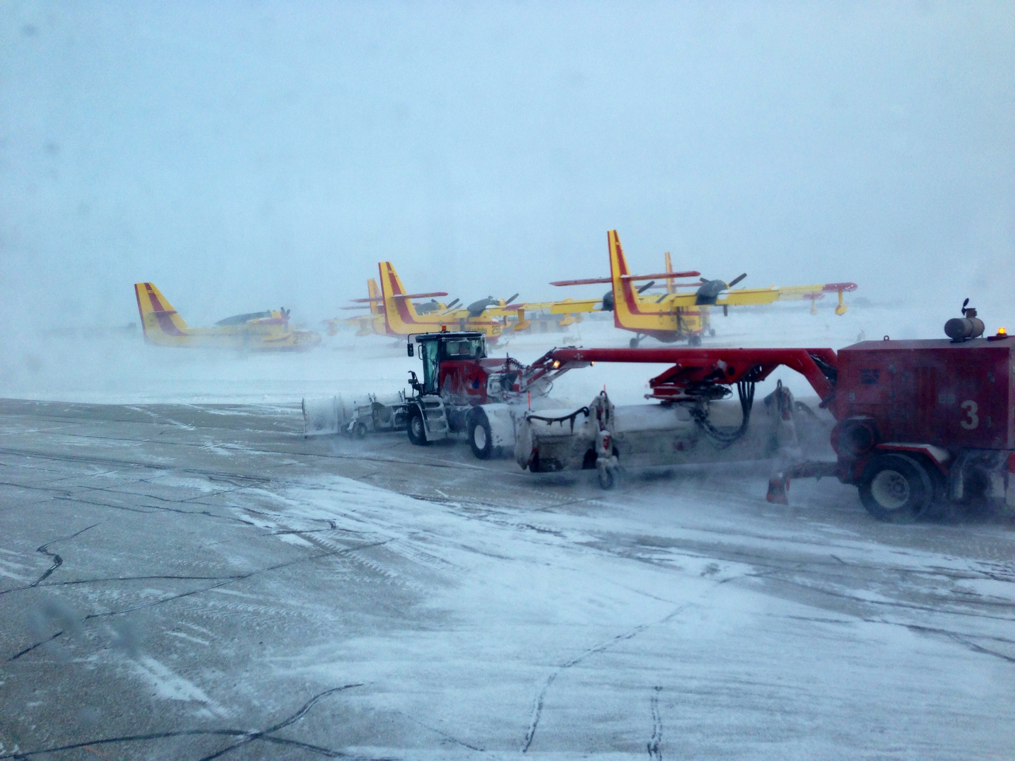 Airport works to clear runways of snow - Winnipeg | Globalnews.ca