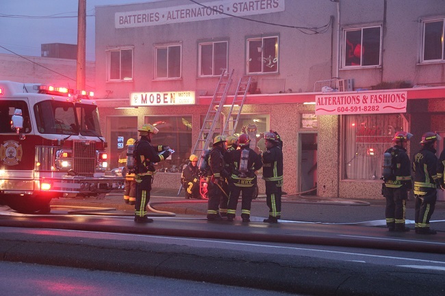 Surrey apartment fire: residents rescued from balcony - BC | Globalnews.ca