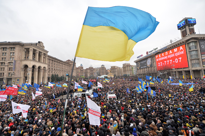 Protesters topple Lenin statue in Kyiv, demand Ukraine turn to EU ...