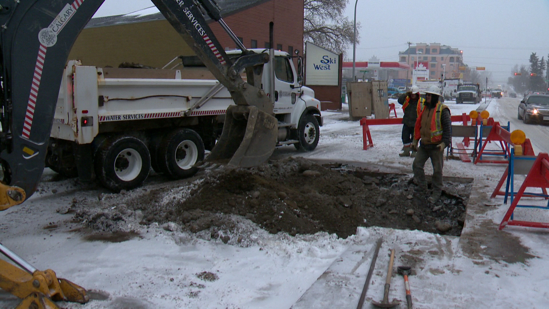 City crews battle blizzard to fix water main break - Calgary ...