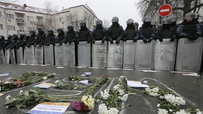 Protesters topple Lenin statue in Kyiv, demand Ukraine turn to EU ...