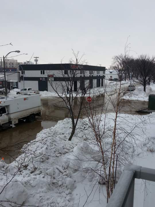 Water main break floods Transcona street, bar - Winnipeg | Globalnews.ca
