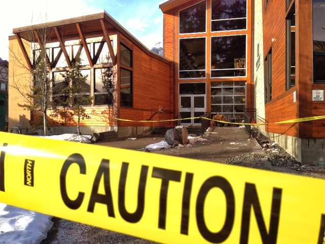 Burst pipe ices over Canmore streets - Calgary | Globalnews.ca