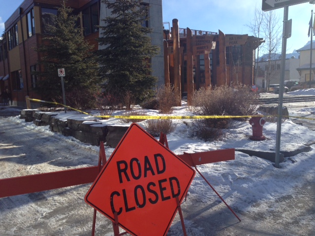 Burst pipe ices over Canmore streets - Calgary | Globalnews.ca