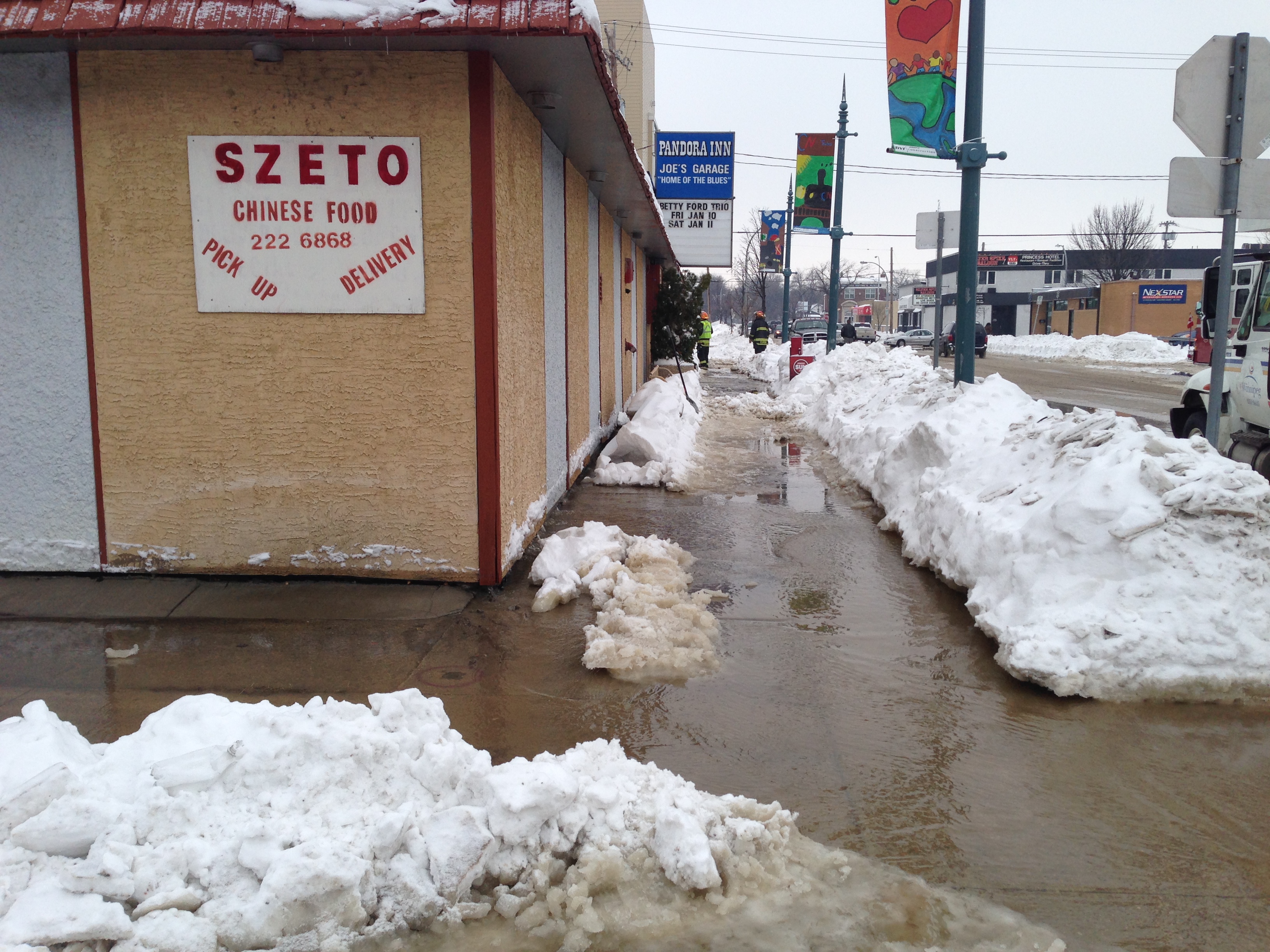 Water main break floods Transcona street, bar - Winnipeg | Globalnews.ca