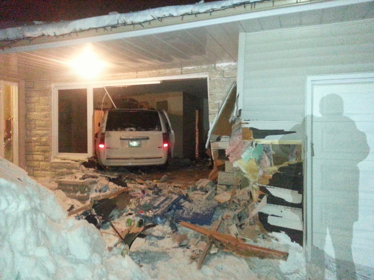 Van crashes into Garden City home - Winnipeg | Globalnews.ca