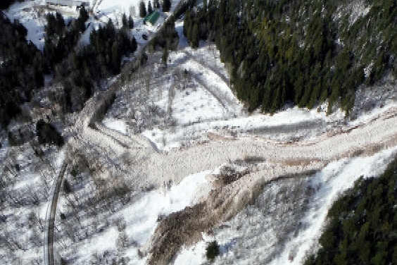 Huge avalanche blocks road in Revelstoke | Globalnews.ca
