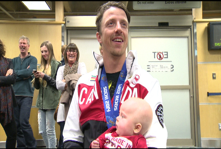 WATCH: : Josh Dueck returns home with medal | Globalnews.ca