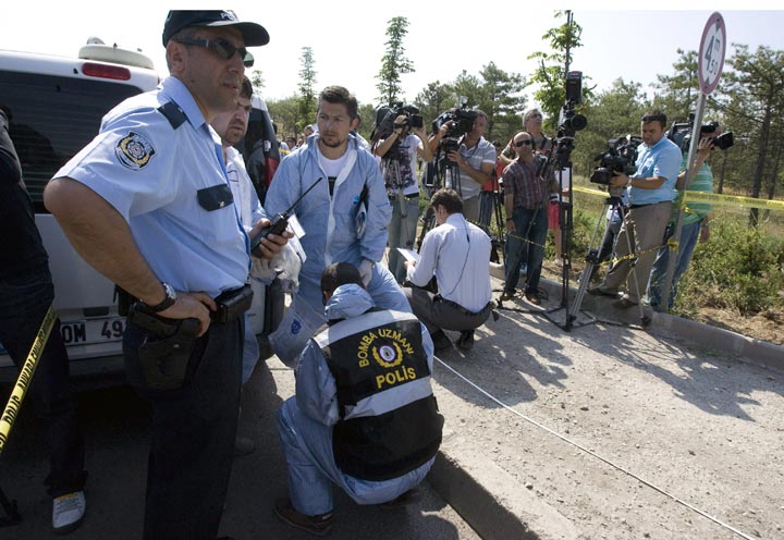 Turkish gunman kills 7 in suicide attack - National | Globalnews.ca