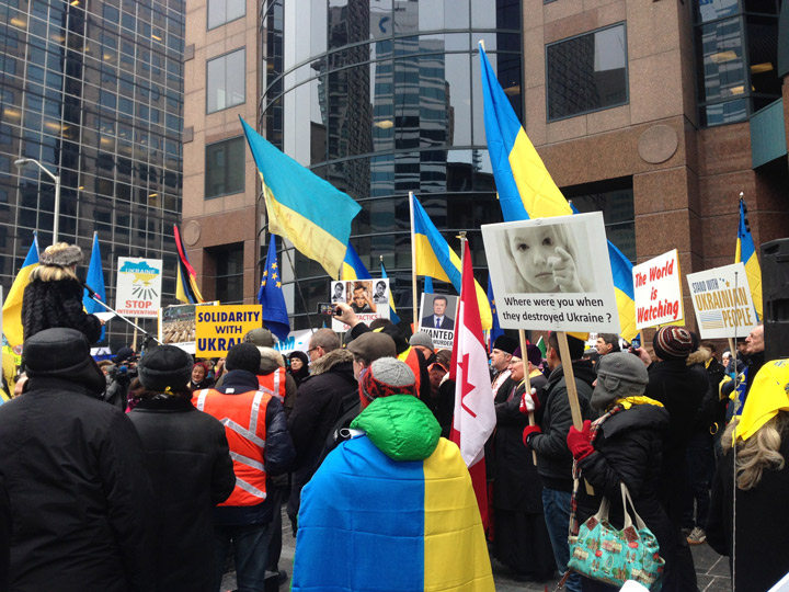 Pro-Ukraine demonstrations in Toronto, Ottawa; PM condemns Russia ...