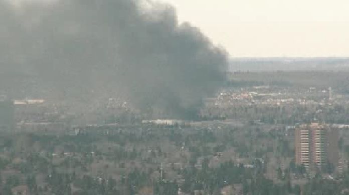 Fire crews battle large blaze in west Edmonton - Edmonton | Globalnews.ca