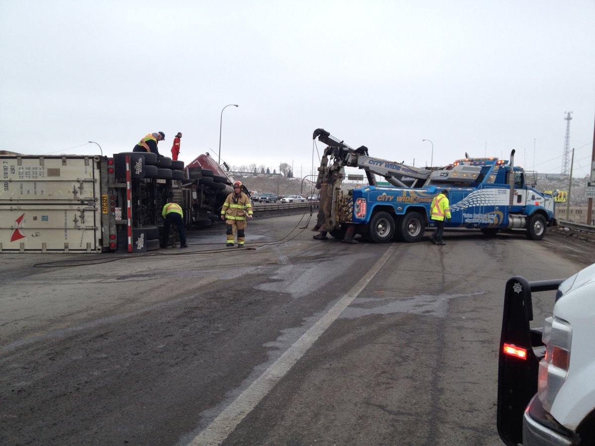 UPDATE: Glenmore Trail re-opened after semi crash - Calgary | Globalnews.ca