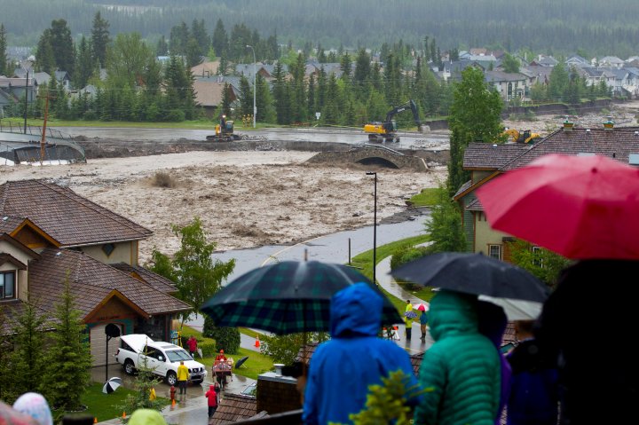 15 compelling images of Canmore in the 2013 flood | Globalnews.ca