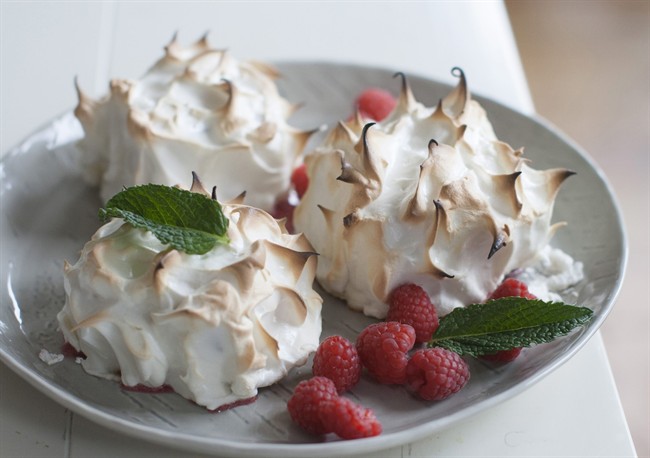 Recipe: raspberry-chocolate baked Alaska for one | Globalnews.ca