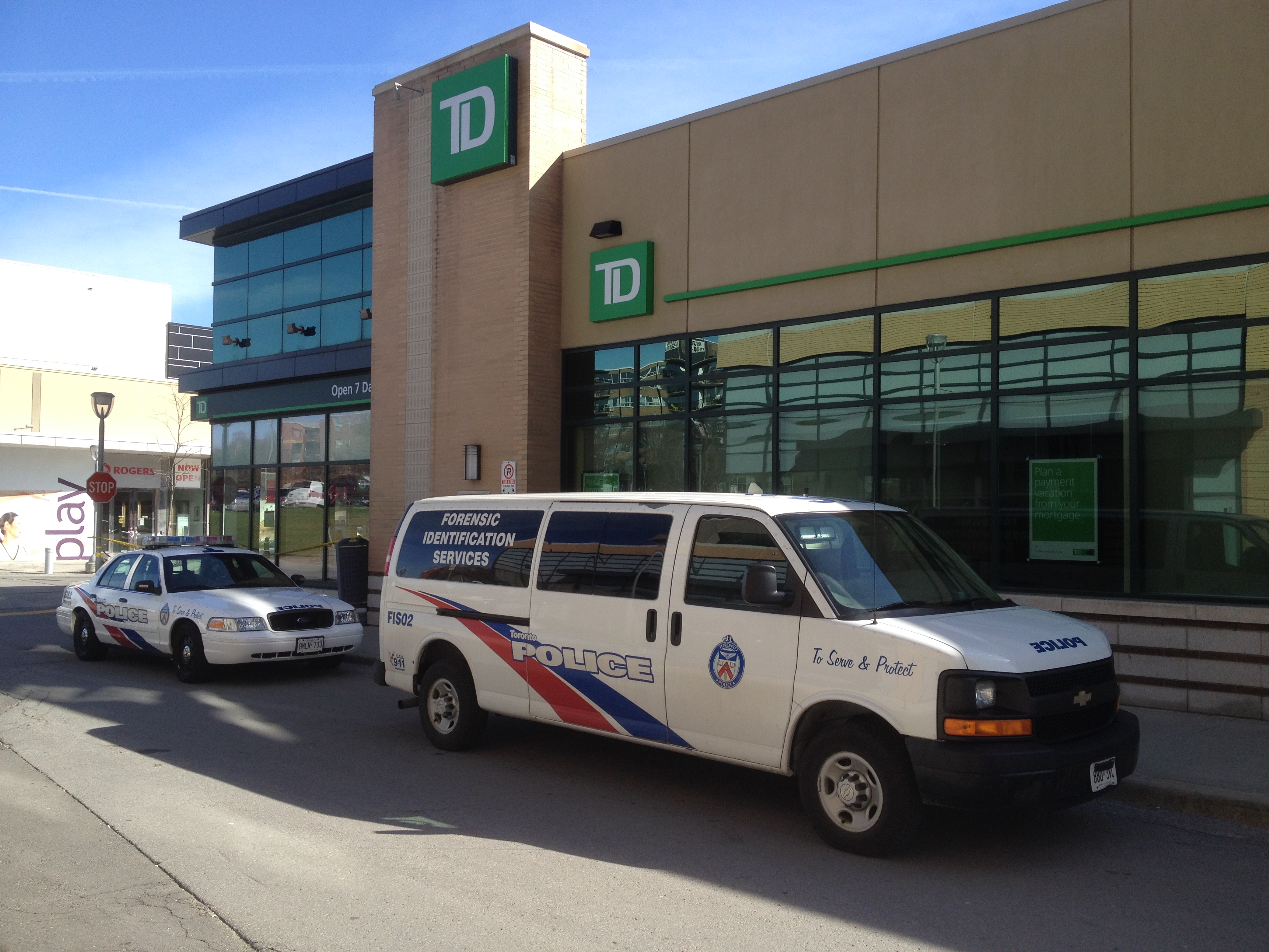 Police seek suspect in Don Mills bank robbery - Toronto | Globalnews.ca