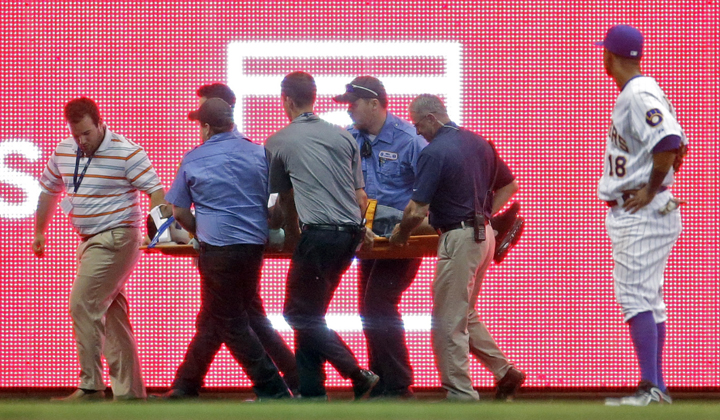 Fan falls into bullpen at Twins-Brewers game - National | Globalnews.ca