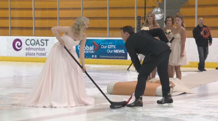 WATCH: Edmonton couple ties the knot at centre ice | Globalnews.ca
