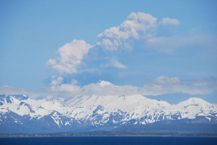 Alaskan volcano eruption prompts alerts - National | Globalnews.ca