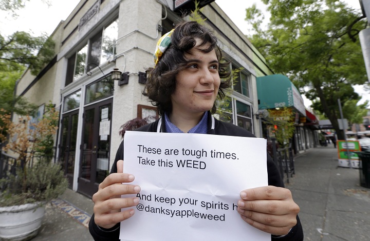 Woman gives out free marijuana in Seattle - National | Globalnews.ca