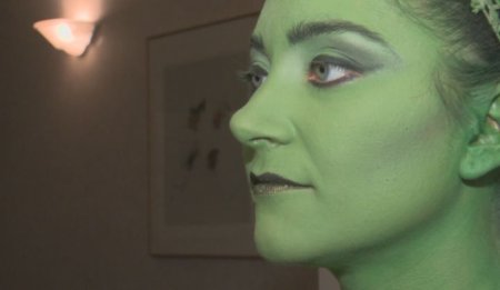 WATCH: Transforming into Elphaba, the Wicked Witch of the West ...