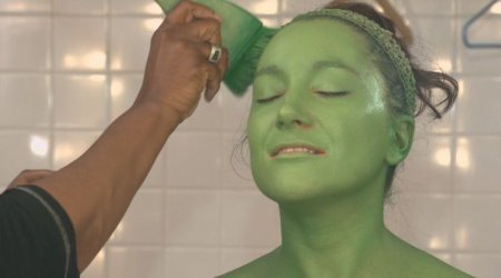 WATCH: Transforming into Elphaba, the Wicked Witch of the West ...