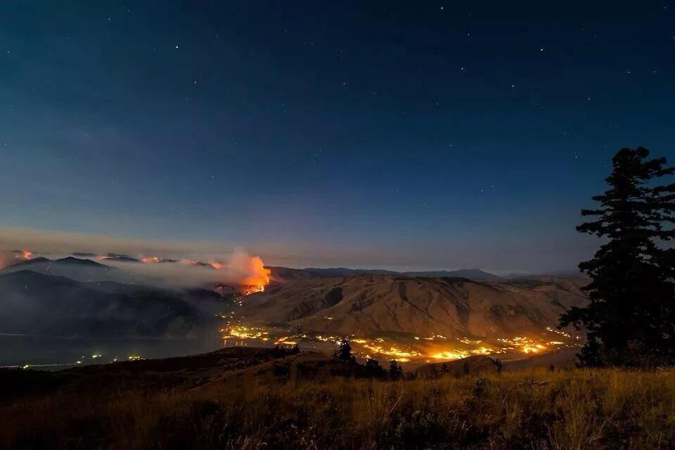 Major fire burning in Washington State destroys about 100 homes ...