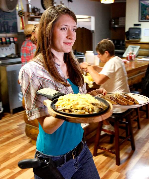 Waitresses carry loaded guns at gun-friendly U.S. restaurant - National ...