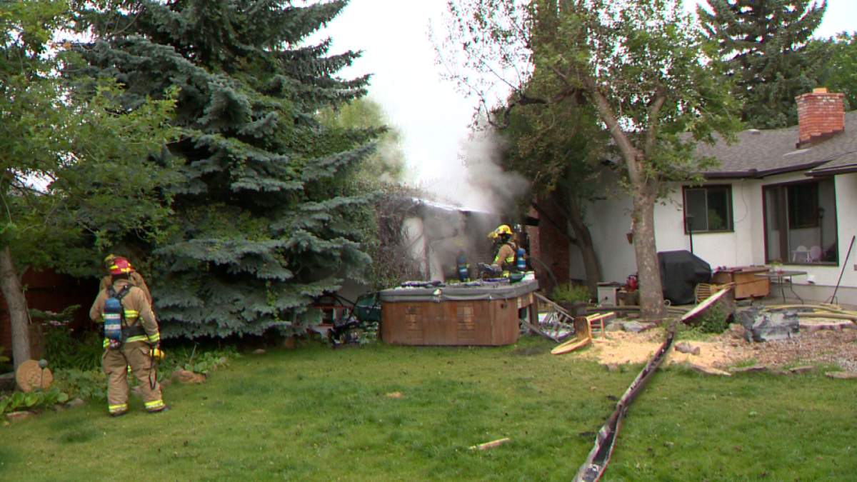 Three people escape southwest fire uninjured - Calgary | Globalnews.ca