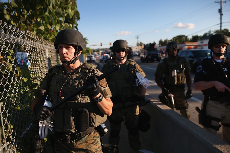Police’s military-like response to riots in Ferguson draws criticism ...