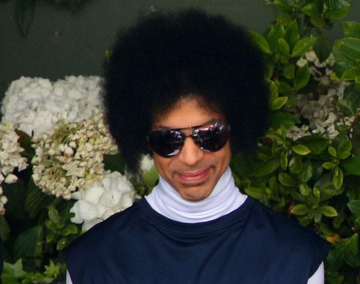 Prince announces release of 2 albums | Globalnews.ca