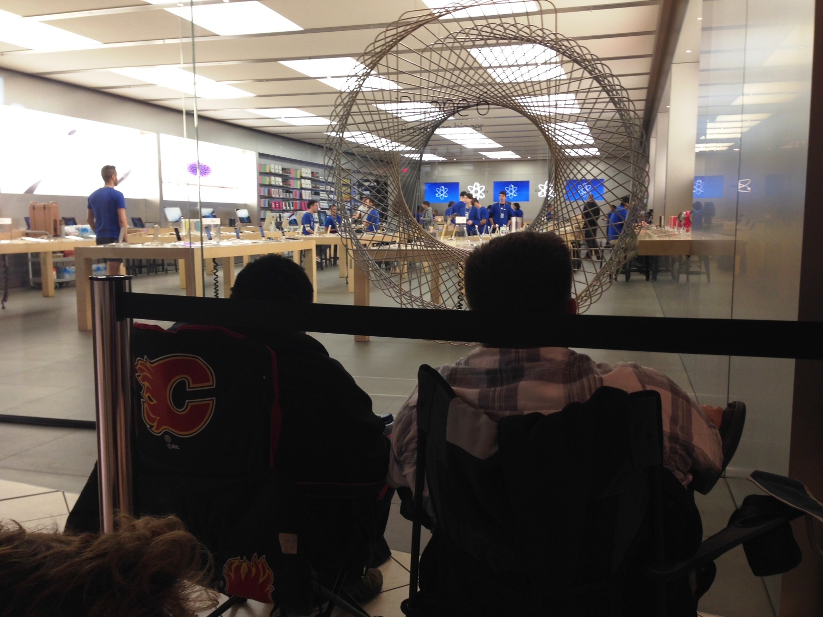 Hundreds line up outside Calgary Apple store awaiting iPhone 6 release ...