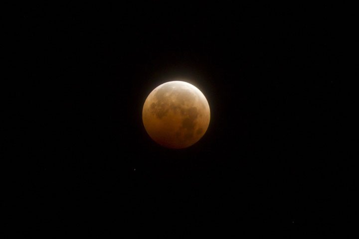 In Photos: Lunar eclipse produces ‘blood moon’ over Canada | Globalnews.ca