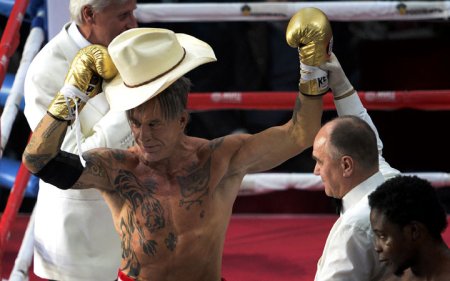 Actor Mickey Rourke defeats boxer less than half his age | Globalnews.ca