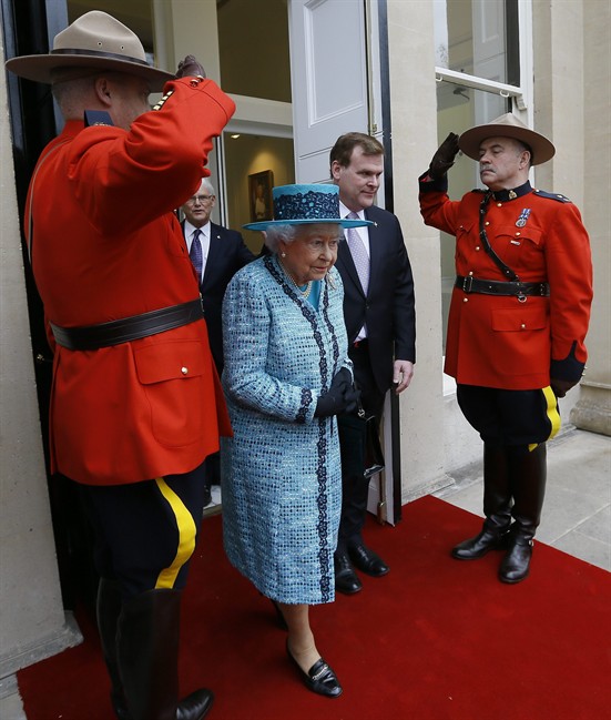 Baird greets Queen at Canada House in London - National | Globalnews.ca