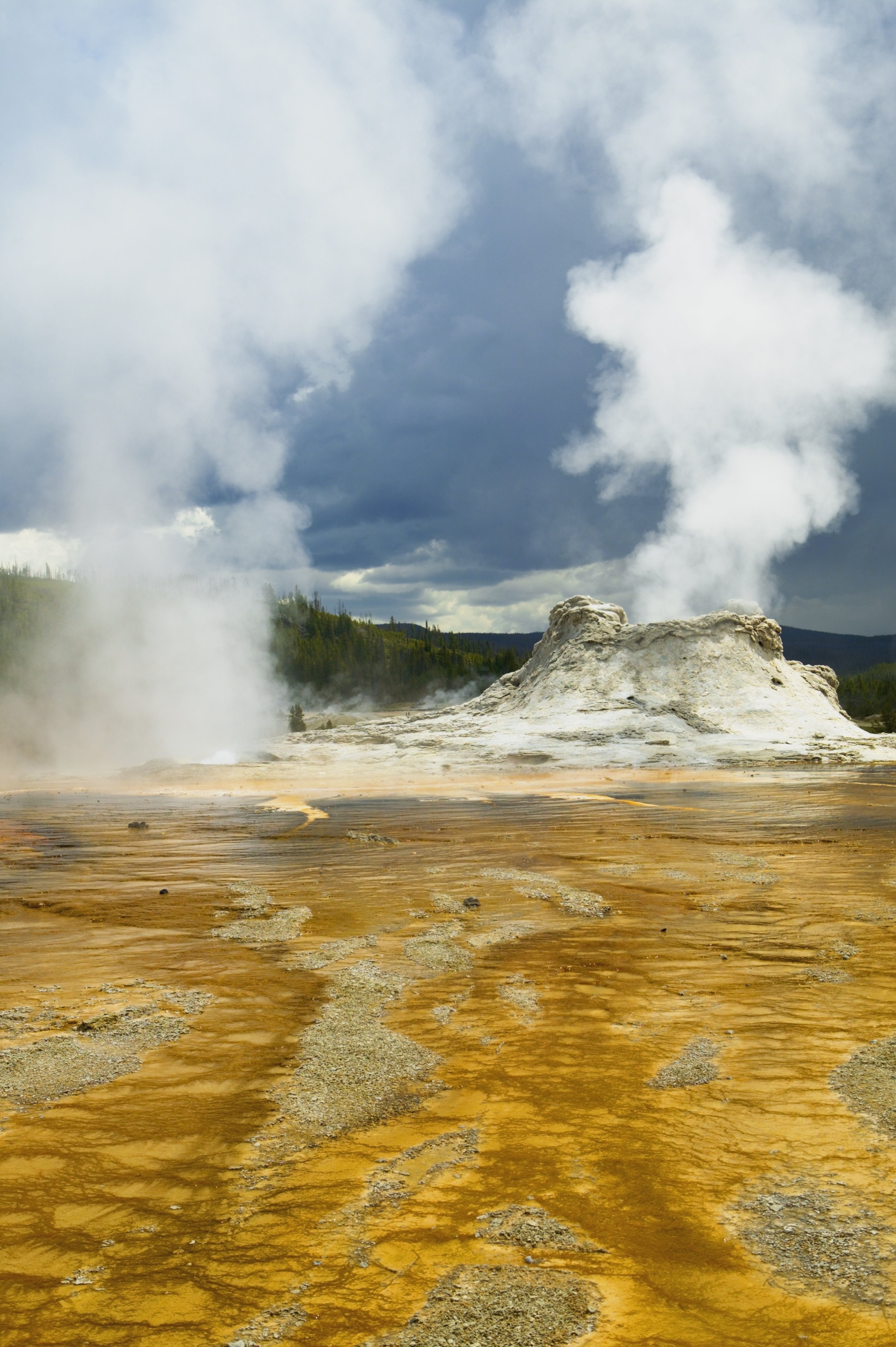 Huge magma chamber spied under Yellowstone supervolcano - National ...