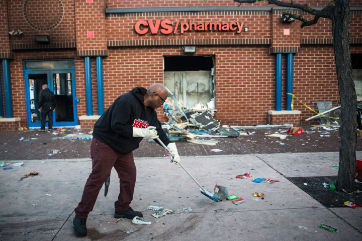 Images and video from violent riots in Baltimore following Freddie Gray ...