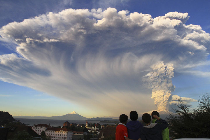 LOOK: Breathtaking photos, video of Calbuco volcano eruption in Chile ...