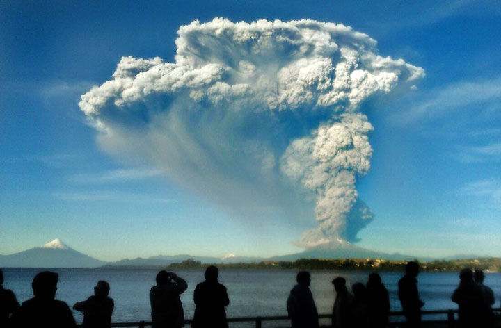 LOOK: Breathtaking photos, video of Calbuco volcano eruption in Chile ...