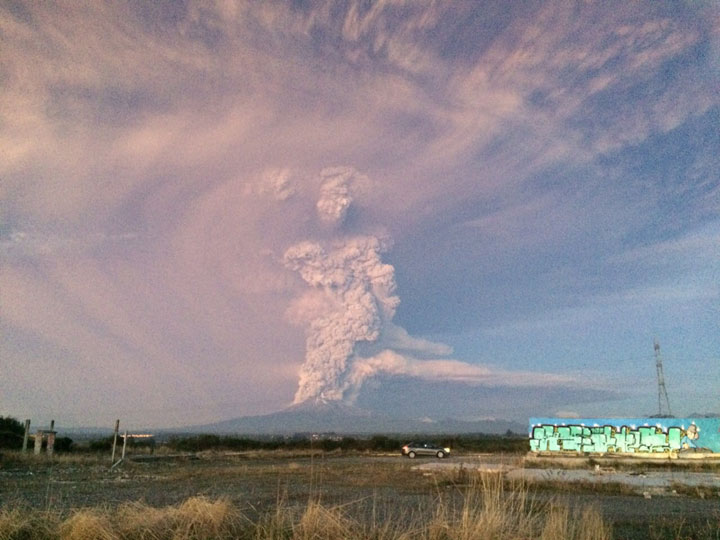 LOOK: Breathtaking photos, video of Calbuco volcano eruption in Chile ...