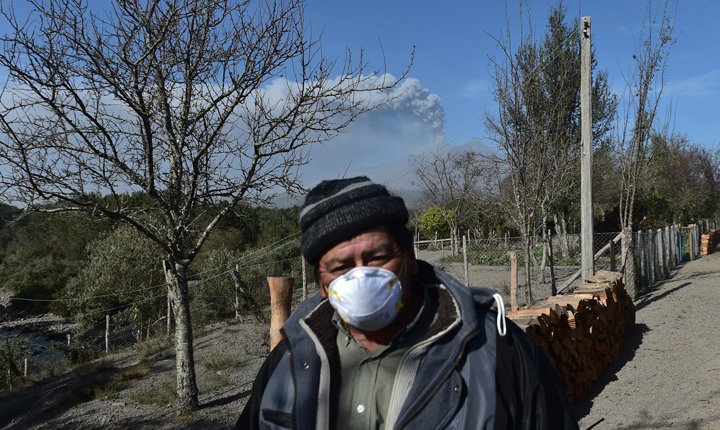 These photos show what it looks like when a volcano erupts over your ...