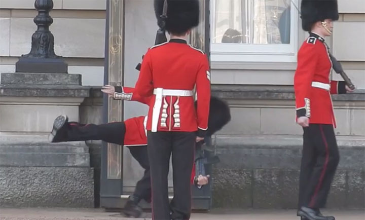 WATCH: Embarrassing moment when Queen’s Guard wipes out in front of ...