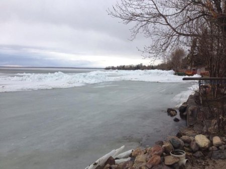 Ice floes pile up along Alberta Beach shoreline - Edmonton | Globalnews.ca