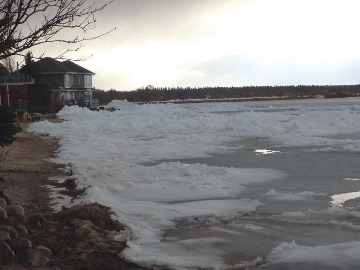Ice floes pile up along Alberta Beach shoreline - Edmonton | Globalnews.ca