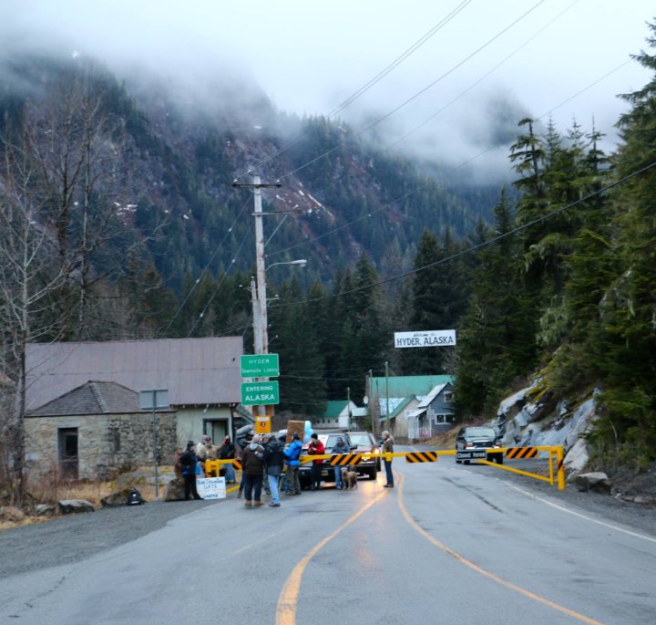 Stewart residents protest overnight border closure - BC | Globalnews.ca