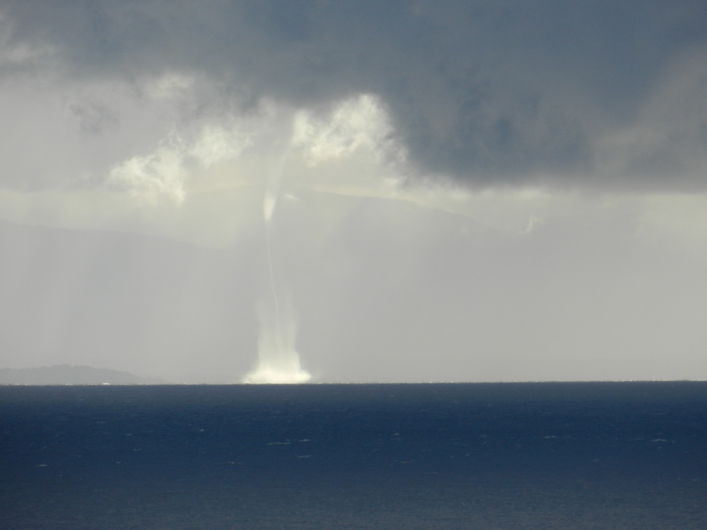 Large waterspout spotted off the coast of Nanaimo | Globalnews.ca